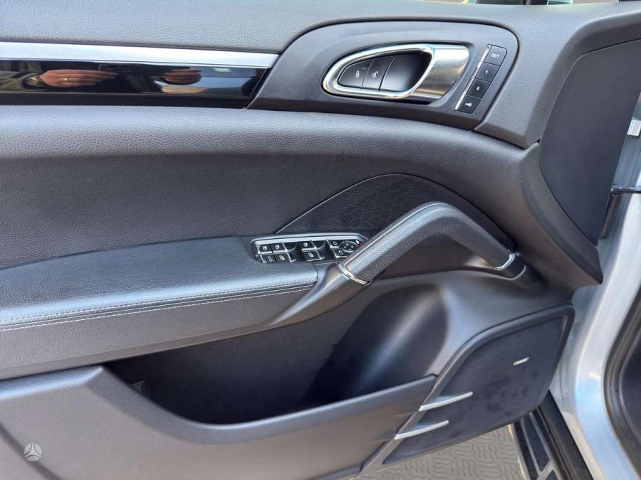 Pelēks Porsche Cayenne 2017 Viļņa, ar dzinēja tilpumu 2.97 L un nobraukumu 165 tūkst. km par 24900 €, foto 23 vietnē AUTOMOTO.COM.LV