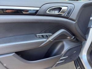 Pelēks Porsche Cayenne 2017 Viļņa, ar dzinēja tilpumu 2.97 L un nobraukumu 165 tūkst. km par 24900 €, foto 24 vietnē AUTOMOTO.COM.LV