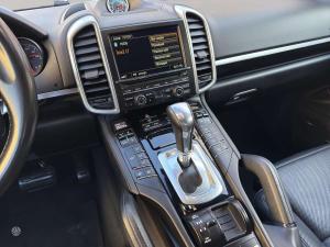 Pelēks Porsche Cayenne 2017 Viļņa, ar dzinēja tilpumu 2.97 L un nobraukumu 165 tūkst. km par 24900 €, foto 29 vietnē AUTOMOTO.COM.LV