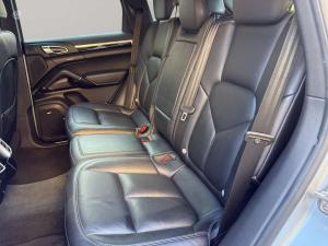 Pelēks Porsche Cayenne 2017 Viļņa, ar dzinēja tilpumu 2.97 L un nobraukumu 165 tūkst. km par 24900 €, foto 26 vietnē AUTOMOTO.COM.LV