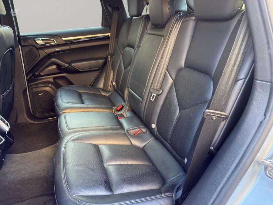 Pelēks Porsche Cayenne 2017 Viļņa, ar dzinēja tilpumu 2.97 L un nobraukumu 165 tūkst. km par 24900 €, foto 26 vietnē AUTOMOTO.COM.LV