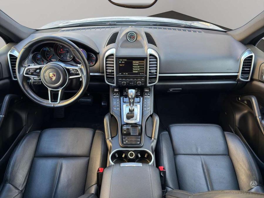 Pelēks Porsche Cayenne 2017 Viļņa, ar dzinēja tilpumu 2.97 L un nobraukumu 165 tūkst. km par 24900 €, foto 28 vietnē AUTOMOTO.COM.LV