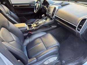 Pelēks Porsche Cayenne 2017 Viļņa, ar dzinēja tilpumu 2.97 L un nobraukumu 165 tūkst. km par 24900 €, foto 33 vietnē AUTOMOTO.COM.LV