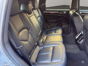 Pelēks Porsche Cayenne 2017 Viļņa, ar dzinēja tilpumu 2.97 L un nobraukumu 165 tūkst. km par 24900 €, foto 35 vietnē AUTOMOTO.COM.LV