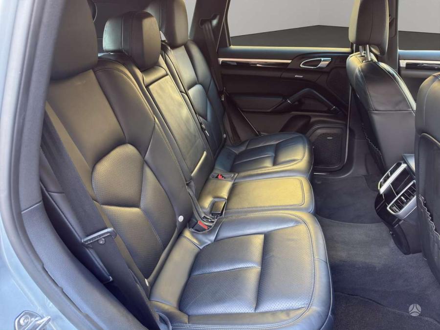 Pelēks Porsche Cayenne 2017 Viļņa, ar dzinēja tilpumu 2.97 L un nobraukumu 165 tūkst. km par 24900 €, foto 35 vietnē AUTOMOTO.COM.LV