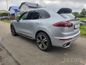 Pelēks Porsche Cayenne 2017 Rīga, ar dzinēja tilpumu 3.00 L un nobraukumu 70 tūkst. km par 35000 €, foto 3 vietnē AUTOMOTO.COM.LV