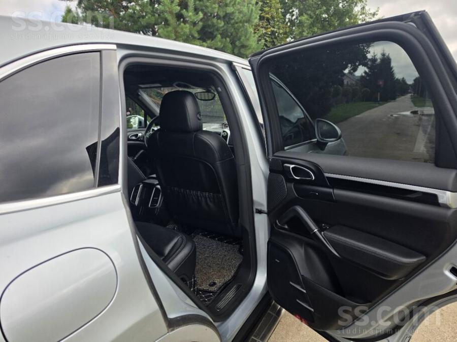 Pelēks Porsche Cayenne 2017 Rīga, ar dzinēja tilpumu 3.00 L un nobraukumu 70 tūkst. km par 35000 €, foto 5 vietnē AUTOMOTO.COM.LV