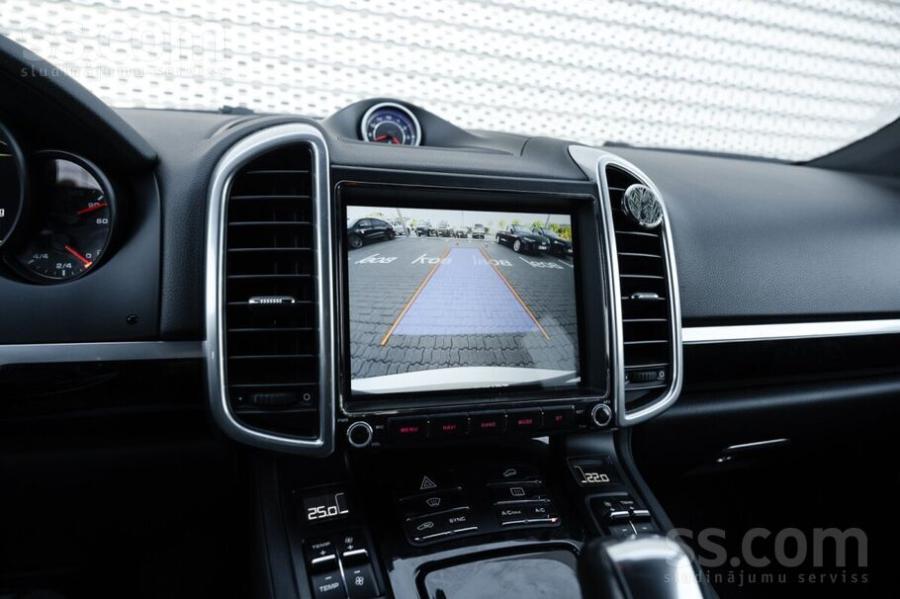 Pelēks Porsche Cayenne 2017 Rīga, ar dzinēja tilpumu 3.00 L un nobraukumu 70 tūkst. km par 34850 €, foto 17 vietnē AUTOMOTO.COM.LV
