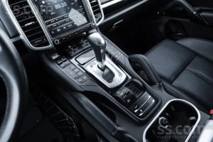 Pelēks Porsche Cayenne 2017 Rīga, ar dzinēja tilpumu 3.00 L un nobraukumu 70 tūkst. km par 34850 €, foto 22 vietnē AUTOMOTO.COM.LV