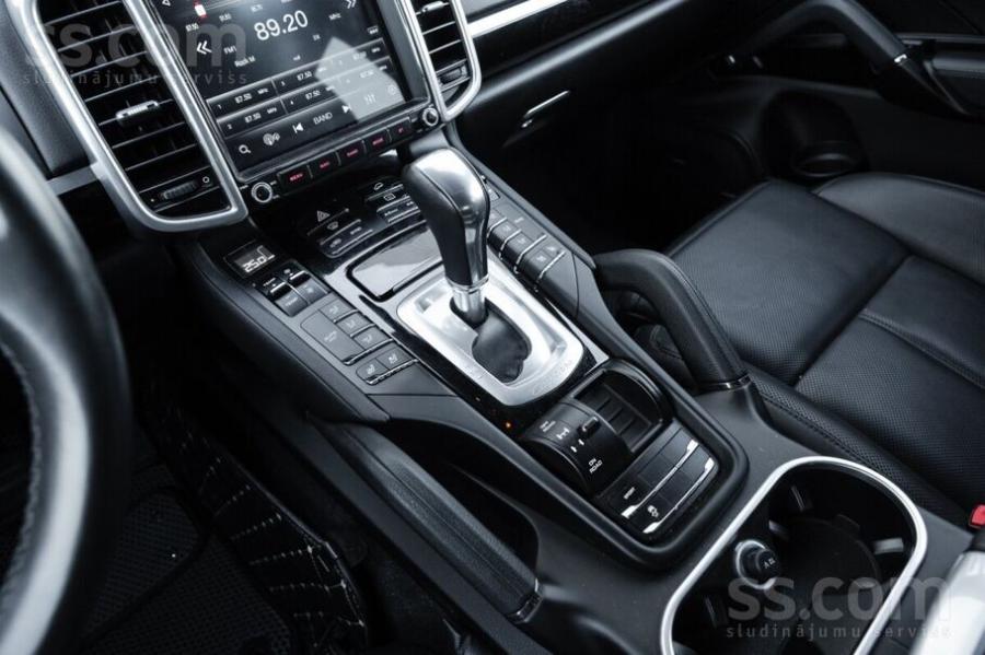 Pelēks Porsche Cayenne 2017 Rīga, ar dzinēja tilpumu 3.00 L un nobraukumu 70 tūkst. km par 34850 €, foto 22 vietnē AUTOMOTO.COM.LV