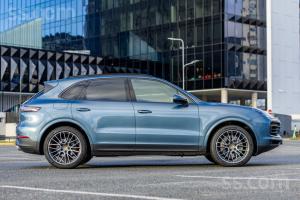 Grey Porsche Cayenne 2018 in Riga, with an engine capacity of 2.90 L and mileage of 98 thousand km for 54000 €, photo 4 on AUTOMOTO.COM.LV