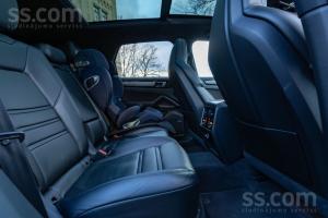Grey Porsche Cayenne 2018 in Riga, with an engine capacity of 2.90 L and mileage of 98 thousand km for 54000 €, photo 14 on AUTOMOTO.COM.LV