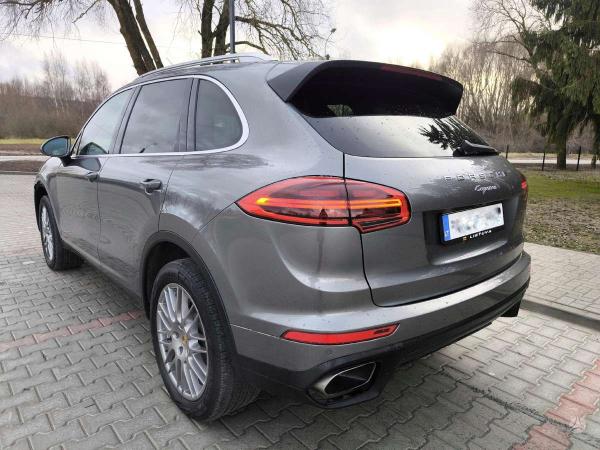 Pelēks Porsche Cayenne 2018 Šauļi, ar dzinēja tilpumu 3.60 L un nobraukumu 84 tūkst. km par 11900 €, foto 2 vietnē AUTOMOTO.COM.LV