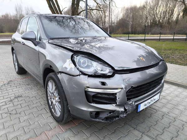 Pelēks Porsche Cayenne 2018 Šauļi, ar dzinēja tilpumu 3.60 L un nobraukumu 84 tūkst. km par 11900 €, foto 3 vietnē AUTOMOTO.COM.LV