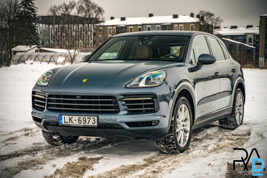 Pelēks Porsche Cayenne 2018 Rīga, ar dzinēja tilpumu 3.00 L un nobraukumu 90 tūkst. km par 42990 €, foto 1 vietnē AUTOMOTO.COM.LV