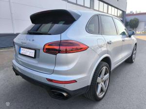 Grey Porsche Cayenne 2018 in Siauliai, with an engine capacity of 3.60 L and mileage of 239 thousand km for 13900 €, photo 3 on AUTOMOTO.COM.LV