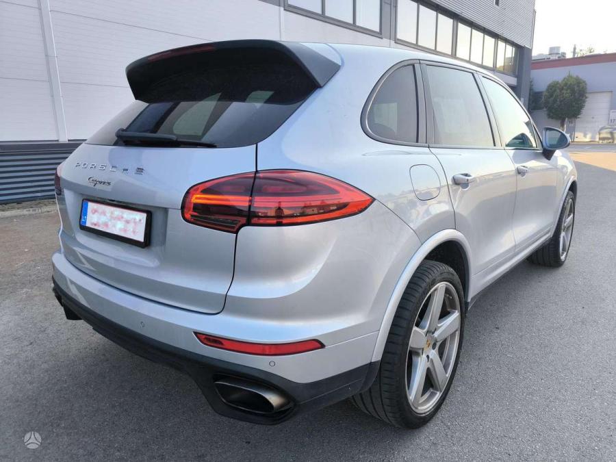 Grey Porsche Cayenne 2018 in Siauliai, with an engine capacity of 3.60 L and mileage of 239 thousand km for 13900 €, photo 3 on AUTOMOTO.COM.LV