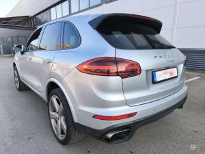Grey Porsche Cayenne 2018 in Siauliai, with an engine capacity of 3.60 L and mileage of 239 thousand km for 13900 €, photo 5 on AUTOMOTO.COM.LV