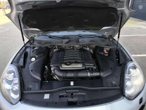 Grey Porsche Cayenne 2018 in Siauliai, with an engine capacity of 3.60 L and mileage of 239 thousand km for 13900 €, photo 7 on AUTOMOTO.COM.LV