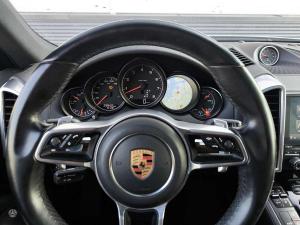 Grey Porsche Cayenne 2018 in Siauliai, with an engine capacity of 3.60 L and mileage of 239 thousand km for 13900 €, photo 10 on AUTOMOTO.COM.LV