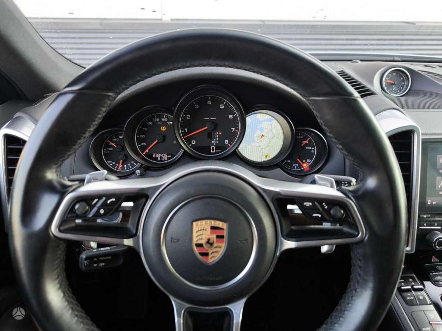 Grey Porsche Cayenne 2018 in Siauliai, with an engine capacity of 3.60 L and mileage of 239 thousand km for 13900 €, photo 10 on AUTOMOTO.COM.LV