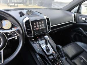 Grey Porsche Cayenne 2018 in Siauliai, with an engine capacity of 3.60 L and mileage of 239 thousand km for 13900 €, photo 12 on AUTOMOTO.COM.LV