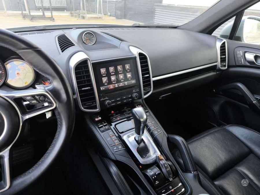 Grey Porsche Cayenne 2018 in Siauliai, with an engine capacity of 3.60 L and mileage of 239 thousand km for 13900 €, photo 12 on AUTOMOTO.COM.LV