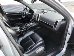 Grey Porsche Cayenne 2018 in Siauliai, with an engine capacity of 3.60 L and mileage of 239 thousand km for 13900 €, photo 14 on AUTOMOTO.COM.LV