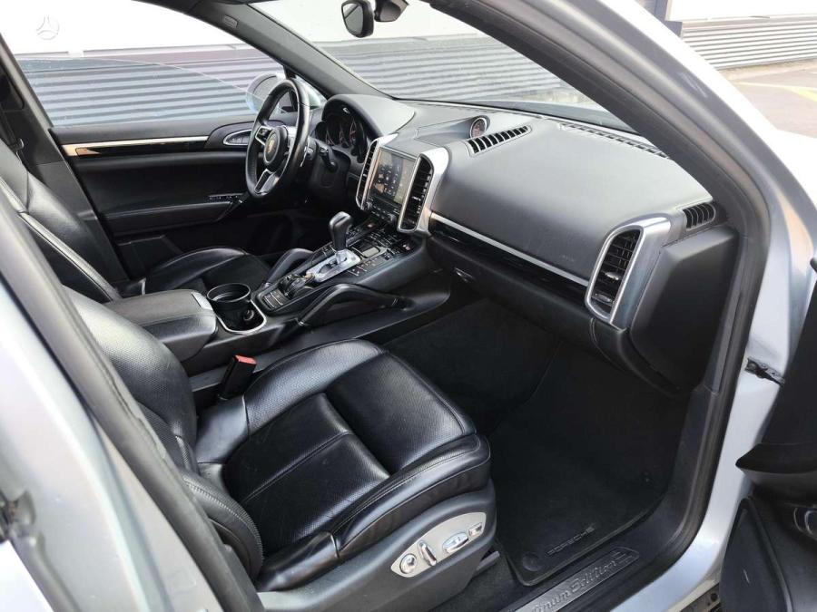 Grey Porsche Cayenne 2018 in Siauliai, with an engine capacity of 3.60 L and mileage of 239 thousand km for 13900 €, photo 14 on AUTOMOTO.COM.LV