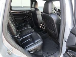 Grey Porsche Cayenne 2018 in Siauliai, with an engine capacity of 3.60 L and mileage of 239 thousand km for 13900 €, photo 16 on AUTOMOTO.COM.LV