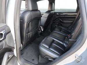 Grey Porsche Cayenne 2018 in Siauliai, with an engine capacity of 3.60 L and mileage of 239 thousand km for 13900 €, photo 17 on AUTOMOTO.COM.LV