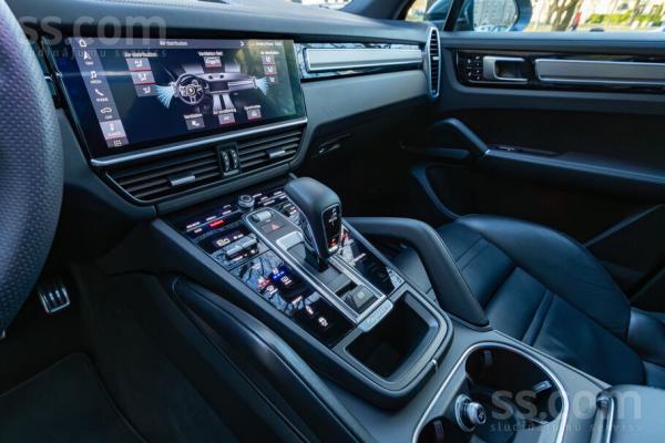 Grey Porsche Cayenne 2018 in Riga, with an engine capacity of 3.60 L and mileage of 107 thousand km for 39900 €, photo 7 on AUTOMOTO.COM.LV