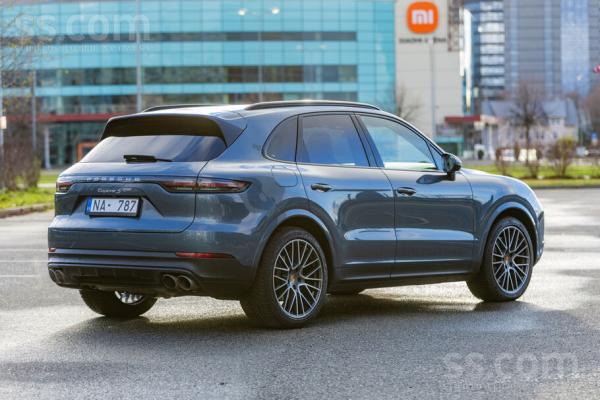 Pelēks Porsche Cayenne 2018 Rīga, ar dzinēja tilpumu 3.60 L un nobraukumu 107 tūkst. km par 39900 €, foto 4 vietnē AUTOMOTO.COM.LV