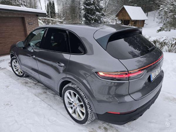 Grey Porsche Cayenne 2019 in Utena, with an engine capacity of 2.89 L and mileage of 204 thousand km for 33900 €, photo 3 on AUTOMOTO.COM.LV