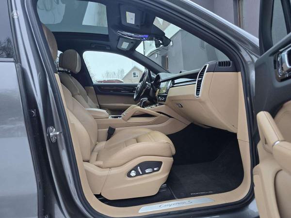 Grey Porsche Cayenne 2019 in Utena, with an engine capacity of 2.89 L and mileage of 204 thousand km for 33900 €, photo 9 on AUTOMOTO.COM.LV
