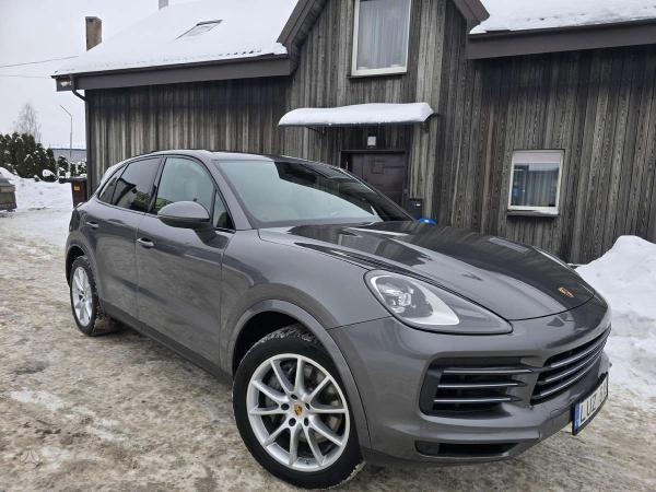 Grey Porsche Cayenne 2019 in Utena, with an engine capacity of 2.89 L and mileage of 204 thousand km for 32900 €, photo 5 on AUTOMOTO.COM.LV