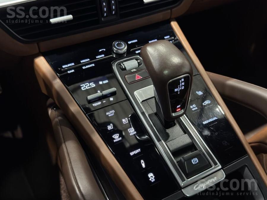 Pelēks Porsche Cayenne 2019 Rīga, ar dzinēja tilpumu 4.00 L un nobraukumu 164 tūkst. km par 46990 €, foto 24 vietnē AUTOMOTO.COM.LV