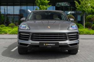 Grey Porsche Cayenne 2019 in Vilnius, with an engine capacity of 3.00 L and mileage of 165 thousand km for 39500 €, photo 4 on AUTOMOTO.COM.LV