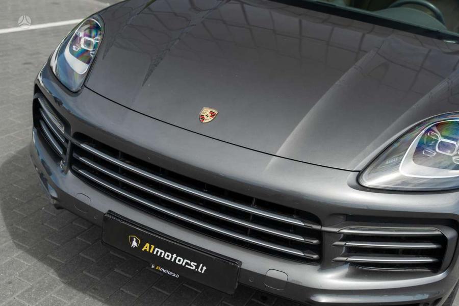 Grey Porsche Cayenne 2019 in Vilnius, with an engine capacity of 3.00 L and mileage of 165 thousand km for 39500 €, photo 5 on AUTOMOTO.COM.LV