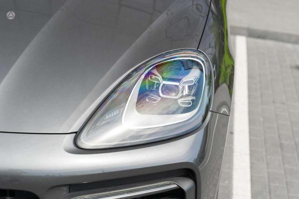 Grey Porsche Cayenne 2019 in Vilnius, with an engine capacity of 3.00 L and mileage of 165 thousand km for 39500 €, photo 5 on AUTOMOTO.COM.LV