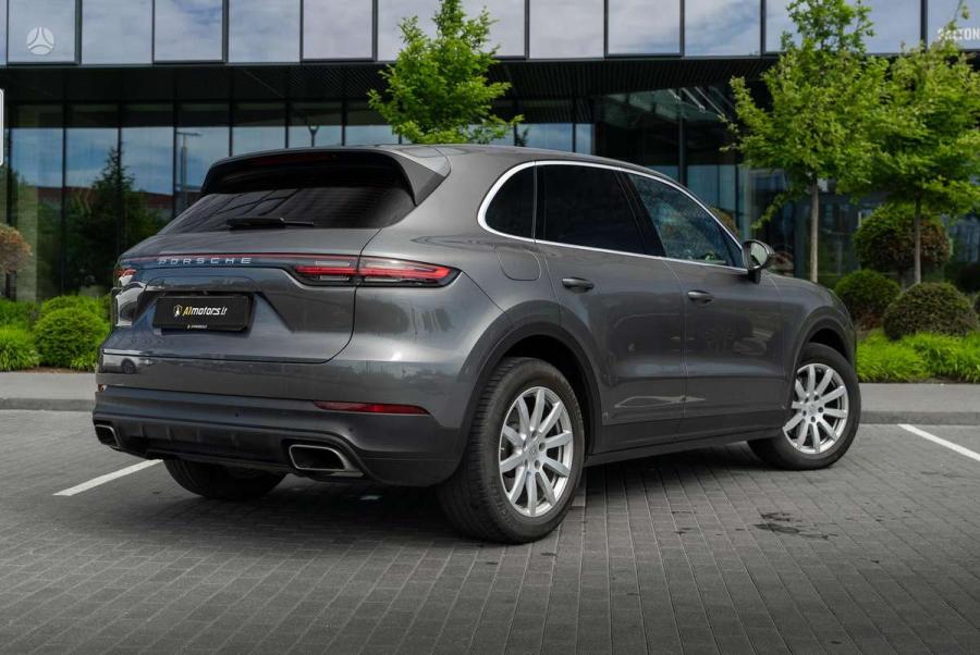 Grey Porsche Cayenne 2019 in Vilnius, with an engine capacity of 3.00 L and mileage of 165 thousand km for 39500 €, photo 8 on AUTOMOTO.COM.LV