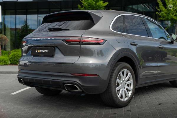 Grey Porsche Cayenne 2019 in Vilnius, with an engine capacity of 3.00 L and mileage of 165 thousand km for 39500 €, photo 8 on AUTOMOTO.COM.LV