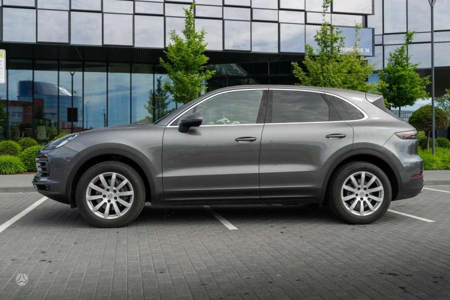 Grey Porsche Cayenne 2019 in Vilnius, with an engine capacity of 3.00 L and mileage of 165 thousand km for 39500 €, photo 13 on AUTOMOTO.COM.LV