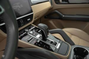 Grey Porsche Cayenne 2019 in Vilnius, with an engine capacity of 3.00 L and mileage of 165 thousand km for 39500 €, photo 16 on AUTOMOTO.COM.LV