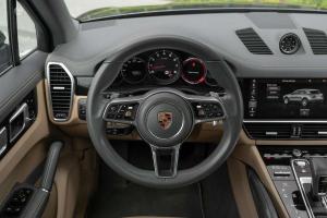 Grey Porsche Cayenne 2019 in Vilnius, with an engine capacity of 3.00 L and mileage of 165 thousand km for 39500 €, photo 18 on AUTOMOTO.COM.LV