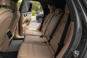 Grey Porsche Cayenne 2019 in Vilnius, with an engine capacity of 3.00 L and mileage of 165 thousand km for 39500 €, photo 19 on AUTOMOTO.COM.LV