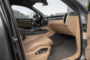 Grey Porsche Cayenne 2019 in Vilnius, with an engine capacity of 3.00 L and mileage of 165 thousand km for 39500 €, photo 21 on AUTOMOTO.COM.LV