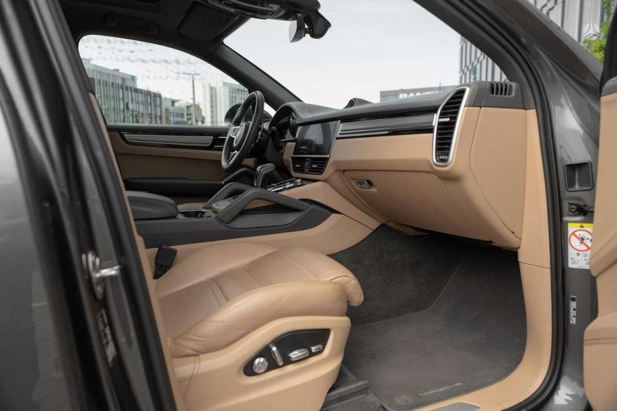 Grey Porsche Cayenne 2019 in Vilnius, with an engine capacity of 3.00 L and mileage of 165 thousand km for 39500 €, photo 21 on AUTOMOTO.COM.LV