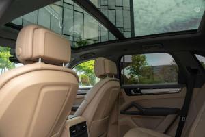 Grey Porsche Cayenne 2019 in Vilnius, with an engine capacity of 3.00 L and mileage of 165 thousand km for 39500 €, photo 22 on AUTOMOTO.COM.LV