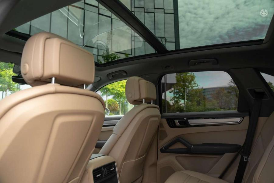Grey Porsche Cayenne 2019 in Vilnius, with an engine capacity of 3.00 L and mileage of 165 thousand km for 39500 €, photo 22 on AUTOMOTO.COM.LV